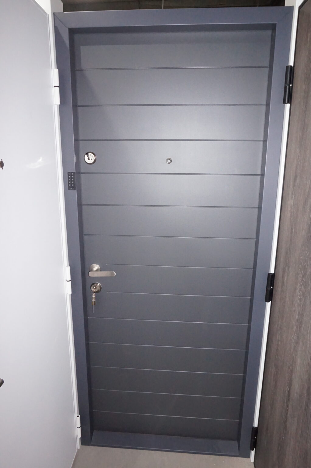 Ușă metalică pentru apartament MACO U1 cu încuietoare electronică YALE ...