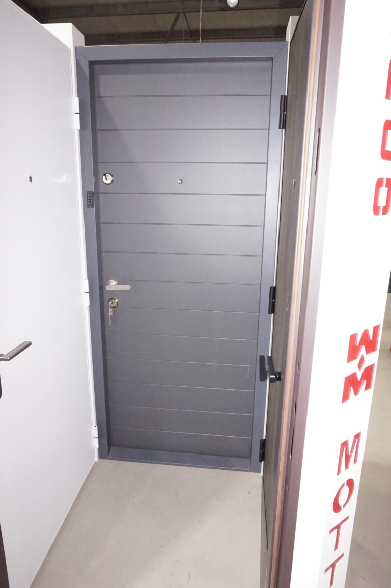 Ușă metalică pentru apartament MACO U1 cu încuietoare electronică YALE ...